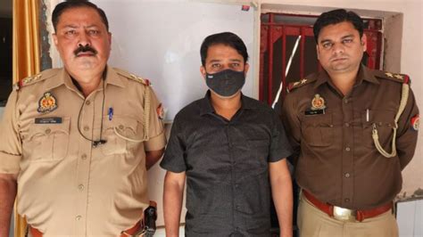 Noida नोएडा में सोसाइटी की लिफ्ट में शराब और सिगरेट पीने का वीडियो