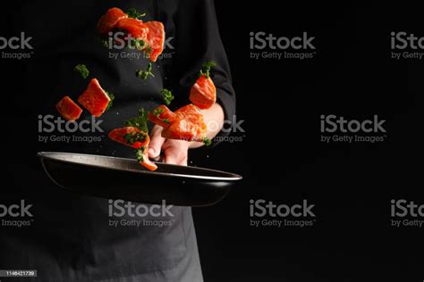 바다 요리 전문 요리사는 붉은 물고기 연어 녹색 송어의 조각을 준비 합니다 공기의 서 리 해산물 요리 건강 한 채식 음식과 어두운 배경에서 음식 수평 보기 배너 요리사에