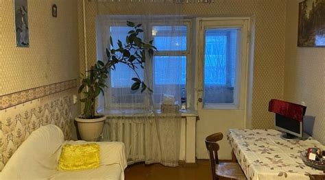 Катя діставала з сумки привезені мамі подарунки і клала все на стіл