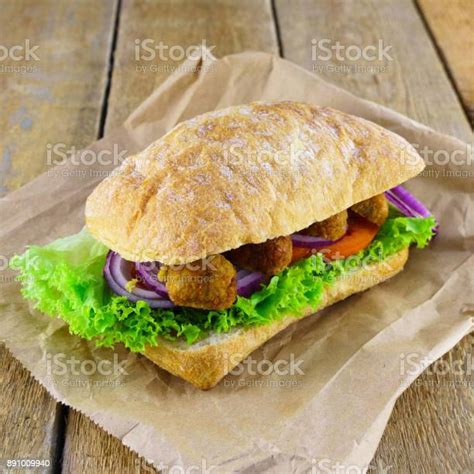 신선한 샌드위치 빵 Ciabatta 양파 토마토 상 추 콩 Cutlets 거친 소박한 나무 테이블 배경 거친에 대한 스톡 사진