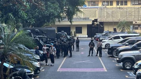 Kendaraan Taktis Dan Brimob Bersenjata Siaga Di Bareskrim Saat Panji
