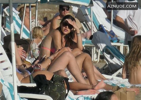 Delilah Hamlin With Eyal Booker And Sister Amelia And Friends In Santa