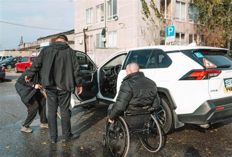 Життя без барєрів ще двоє слухачів Автошколи для осіб з інвалідністю отримали посвідчення