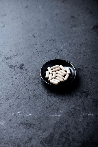 Ashwagandha 캡슐 어두운 돌 배경입니다 소프트 포커스 닫으십시오 공간을 복사합니다 0명에 대한 스톡 사진 및 기타