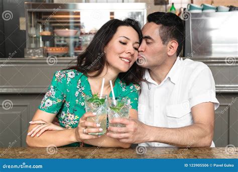 El Hombre Joven Abraza Y Besa A Su Esposa Hermosa Foto De Archivo Imagen De Manos Familia
