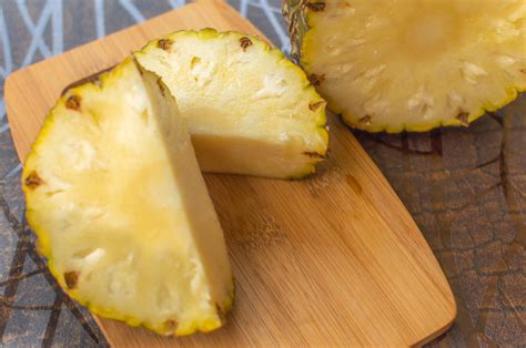 복사 공간이 있는 테이블에 보관된 보드에 얇게 썬 파인애플 2개 감귤류 과일에 대한 스톡 사진 및 기타 이미지 감귤류 과일 건강한 생활방식 건강한 식생활 Istock