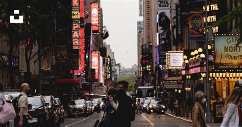 도시에서 길을 건너는 한 무리의 사람들 사진 Unsplash의 무료 사람의 이미지