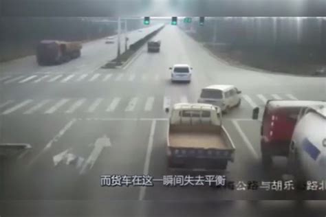 面包车的一个举动让大货车背了黑锅，瞬间车毁人亡，监控拍下惊险全过程黑锅监控瞬间