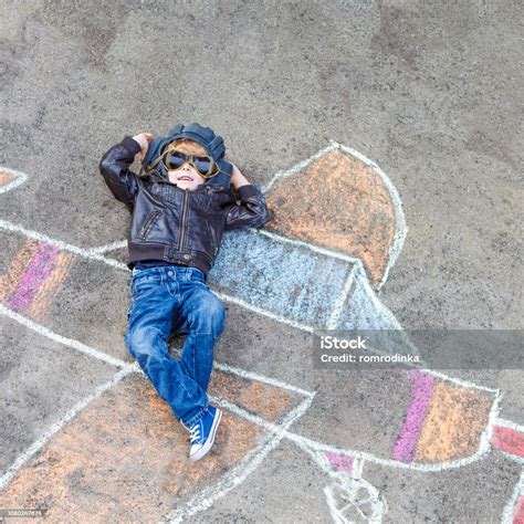 재미 있는 작은 아이 소년 다채로운 초 크로 비행기 그림 그리기에 의해 비행 여름에 야외에서 아이 들을 위한 창조적인 레저 2 3 살에 대한 스톡 사진 및 기타 이미지