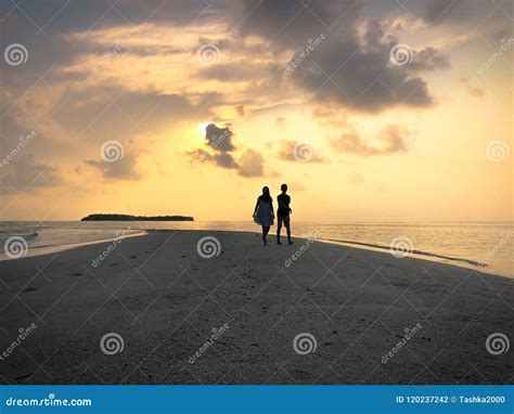 Het Beeld Van Twee Mensen In Liefde Bij Zonsondergang Stock Foto