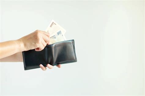 손이 일본 종이 돈을 엔화 또는 엔화로 따고 있습니다 지불을위한 짧은 지갑에서 가죽에 대한 스톡 사진 및 기타 이미지 가죽