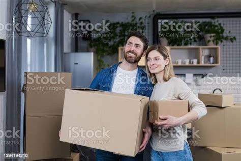 행복한 부부 남자와 여자는 함께 살고 골판지 상자를 들고 새로운 임대 아파트로 이사했습니다 1위에 대한 스톡 사진 및 기타 이미지 Istock