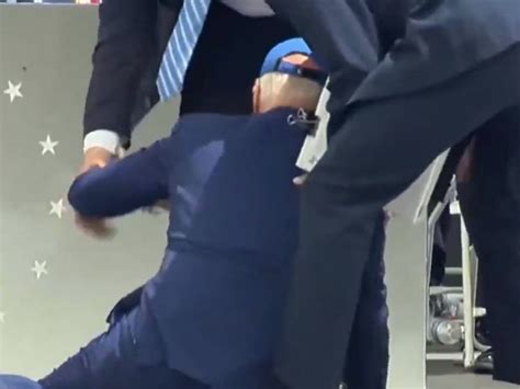 VIDEO Otra de Joe Biden tropieza y cae en ceremonia de graduación de