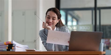 美丽的女商人分析基金投资。高清摄影大图 千库网