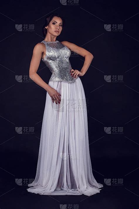 漂亮性感的女孩全长摆造型在时尚连衣裙素材 花瓣网