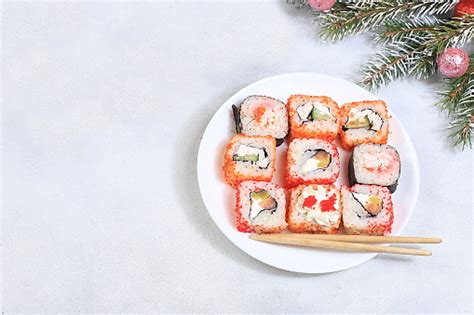 가벼운 배경에 소스를 곁들인 신선한 초밥 전통 일식 요리 텍스트 장소 탑 뷰 상점 광고 또는 초대 배너 크리스마스 새해 음식