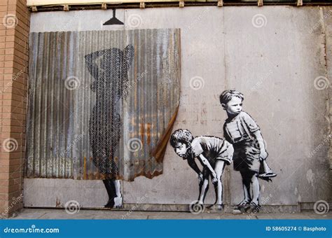 Pintada De Los Muchachos De La Mirada Furtiva De Banksy Imagen De