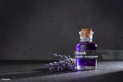 ラベンダーシロップの紫色の液体とラベンダーの花が入った小さなガラス瓶 アロマオイルのストックフォトや画像を多数ご用意 アロマオイル