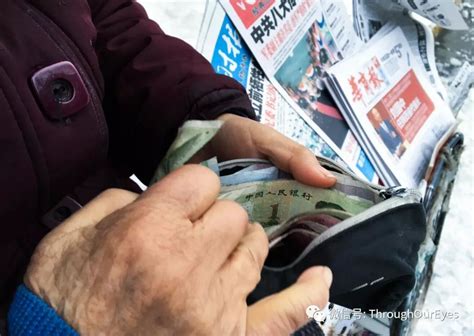 卖报纸的老人老报纸大山谷图库