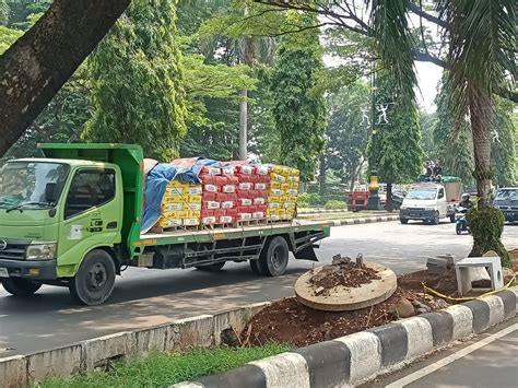 Taman Separator Jalan Tegar Beriman Jadi Kumuh Karena Drainase Milik