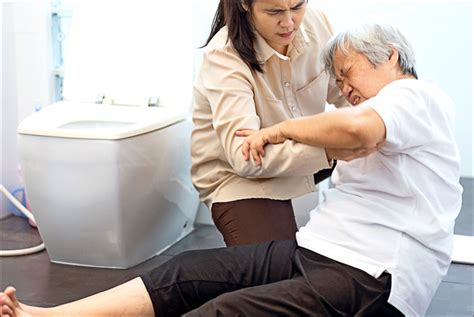 「骨鬆婦」滑倒 胸椎骨折無法站立 自由健康網