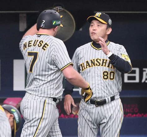 日本シリーズ＜オ・神＞4回、3点本塁打を放ったノイジー（左）を迎える岡田監督（撮影・須田 麻祐子） スポニチ Sponichi Annex 野球