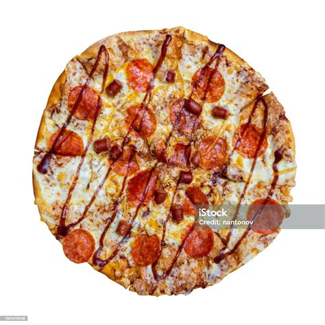 흰 배경에 분리 된 페퍼로니와 소시지와 신선한 맛있는 피자 위쪽 보기 고추류에 대한 스톡 사진 및 기타 이미지 고추류 그릇 러시아 Istock
