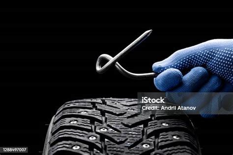 검은 색 배경에 타이어 못을 수리 하는 정비사 노동자 복사 공간을 복사합니다 휠 서비스 컨셉 30 34세에 대한 스톡 사진 및 기타 이미지 Istock