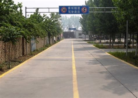 窄路掉头图片 b2窄路掉头技巧 窄路掉头三进两退图 文秘苑图库