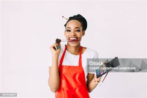 아름다운 젊은 아프리카 계 미국인 미용사 여성 메이크업 브러시와 아이 섀도우세트를 들고 흰색에 고립 건강한 생활방식에 대한 스톡 사진 및 기타 이미지 Istock