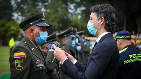 La Alcaldía de Medellín condecoró a los 24 policías que se enfrentaron