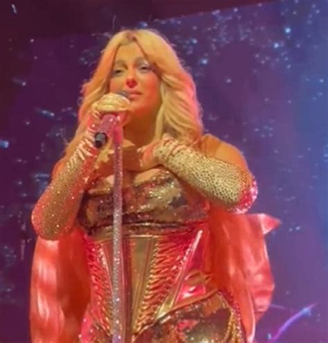 Prvi Nastup Bebe Rexhe Nakon Incidenta Sa Telefonom Telegraf Rs