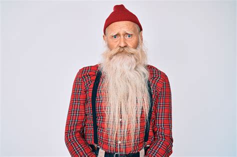 회색 머리와 긴 수염을 입은 노인은 울 모자를 우울하게 하고 고민에 대한 걱정으로 화가 나고 두려워합니다 슬픈 표정 60 64세에 대한 스톡 사진 및 기타 이미지 Istock