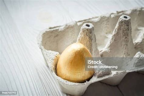 일반 골판지 계란 트레이에 황금 계란 풍요로운 삶의 개념 0명에 대한 스톡 사진 및 기타 이미지 0명 4월 가정 생활