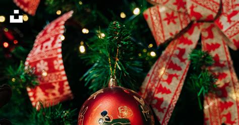 촛불과 선물이 있는 크리스마스 트리 사진 Unsplash의 무료 카탄 이미지