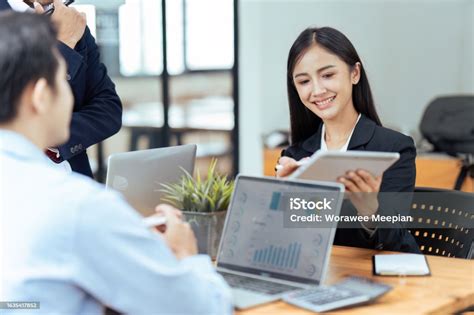 비즈니스 우먼은 사무실에서 회사 동료들에게 태블릿에 대한 전략 계획을 제시한다 Group A에 대한 스톡 사진 및 기타 이미지 Group A 경영자 계획 Istock