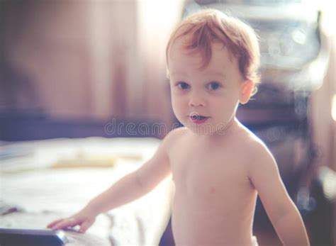 Cute Halv Naken Pojke I Ett Rum Arkivfoto Bild Av Sträng Framsida