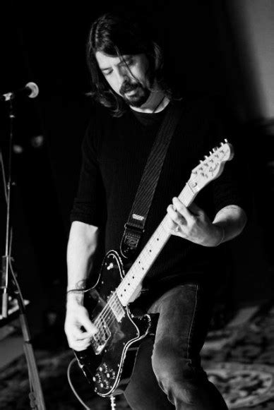 Dave Grohl Nine Inch Nails Queens Of The Stone Age To Close Grammys