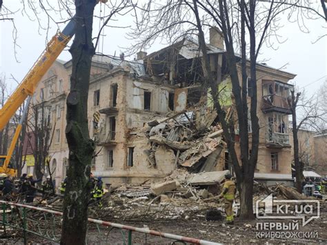 Перші фото з місця руйнування будинку в який влучила ракета у Кривому