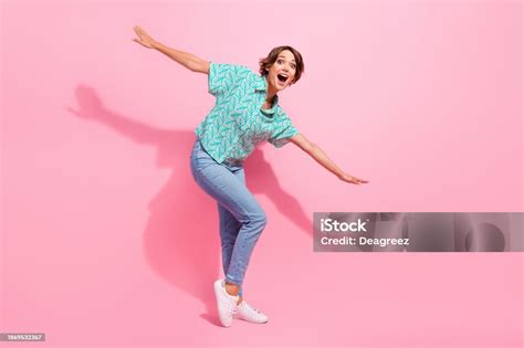 분홍색 색상 배경에 고립 된 빈 공간 광고를 비행하는 놀란 쾌활한 아가씨 팔 날개의 전신 사진 25 29세에 대한 스톡 사진 및 기타 이미지 Istock
