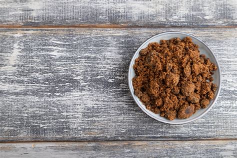 회색 나무에 정제되지 않은 지팡이 설탕이있는 접시 상단보기 복사 공간 갈색에 대한 스톡 사진 및 기타 이미지 갈색 거친