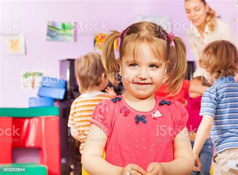 Portrait Of A 여자아이 및 어린이 그룹 배경기술 고등학교 이하에 대한 스톡 사진 및 기타 이미지 고등학교 이하