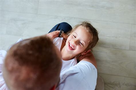 아버지와 딸 에 화이트 지출 시간 에 집 2명에 대한 스톡 사진 및 기타 이미지 2명 30 34세 6 7 살 Istock