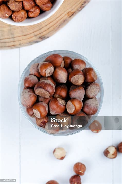 하얀 나무 배경에 그릇에 껍질을 벗긴 헤이즐넛 평면도 0명에 대한 스톡 사진 및 기타 이미지 0명 갈색 개체 그룹