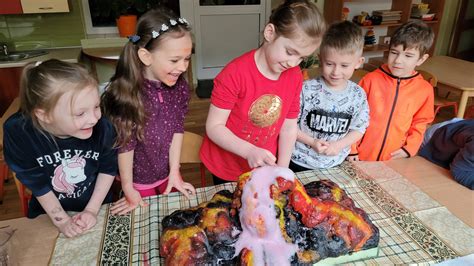 Wybuchaj Cy Wulkan Ko O Badawcze Przedszkole Montessori