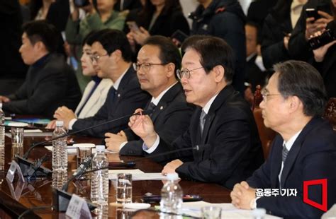 최대한 겸손해야 한다민주당 상임고문들이 이재명에 건넨 당부 아시아경제