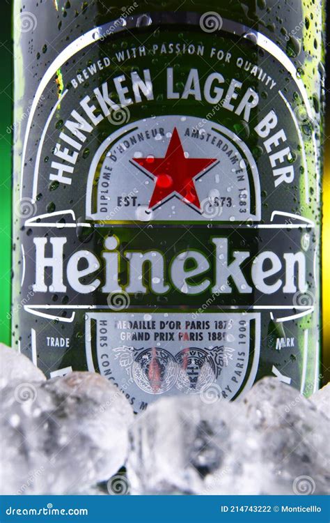 Garrafa De Cerveja De Heineken Em Gelo Triturado Fotografia Editorial