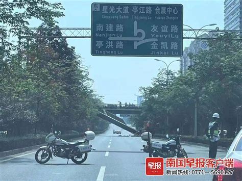 突发！事发南宁白沙大道，一吊车撞倒交通指示牌早报邹财麟南国