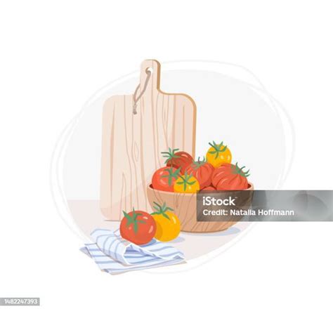 테이블 위의 주방 용품 나무 그릇 부엌 린넨 줄무늬 수건 나무 판자를 자르는 빨강과 노랑 토마토의 다른 종류 생태 스칸디나비아