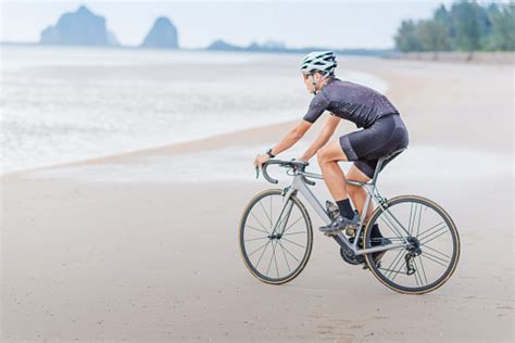 젊은 아시아 사업가 해변을 편안 하 게 일몰에 자전거를 타고 건강관리와 의술에 대한 스톡 사진 및 기타 이미지 건강관리와